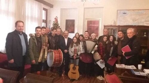 ΤΑ ΠΡΩΤΑ ΧΡΙΣΤΟΥΓΕΝΝΙΑΤΙΚΑ ΚΑΛΑΝΤΑ ΣΤΟ ΔΗΜΑΡΧΟ ΕΟΡΔΑΙΑΣ ΑΠΟ ΜΑΘΗΤΕΣ ...