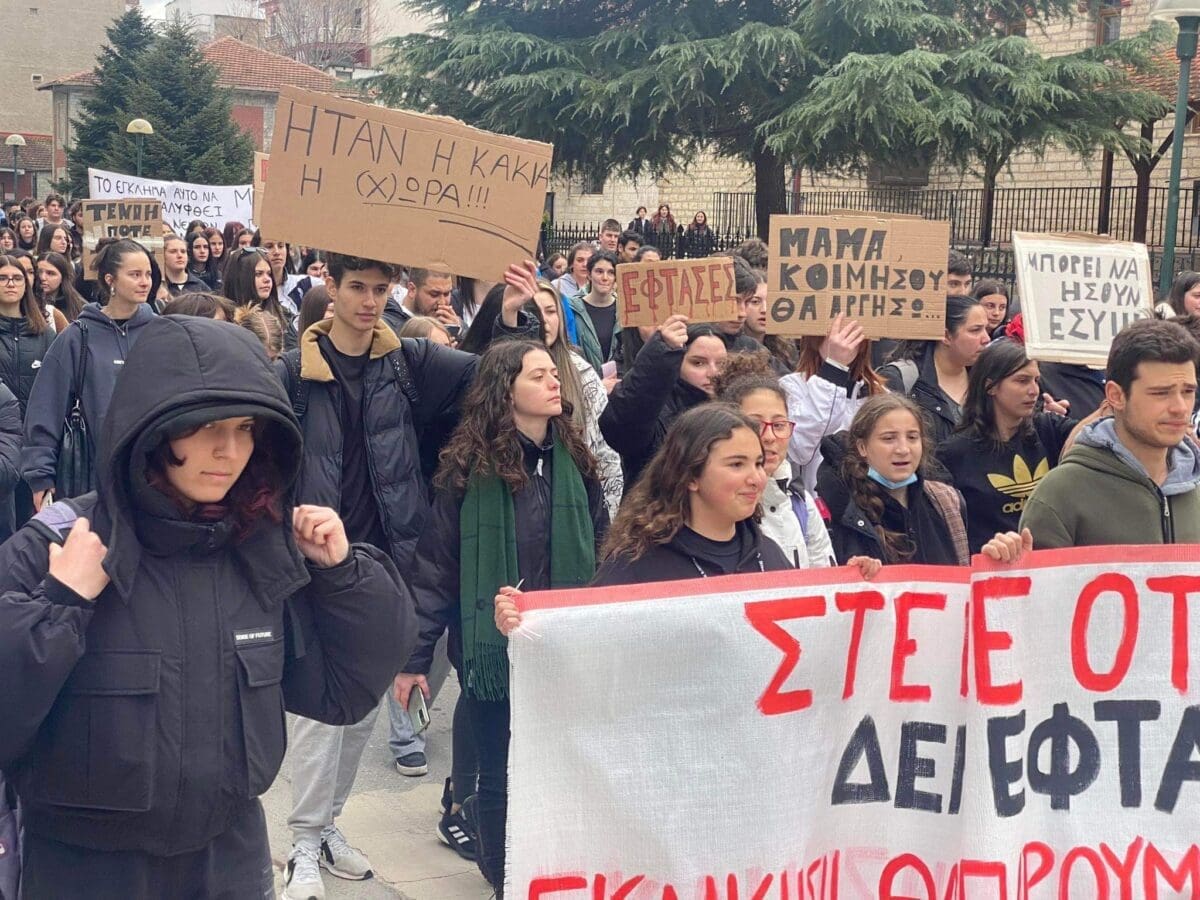 Με τον εθνικό ύμνο, καθιστική διαμαρτυρία και συνθήματα η πορεία των ...