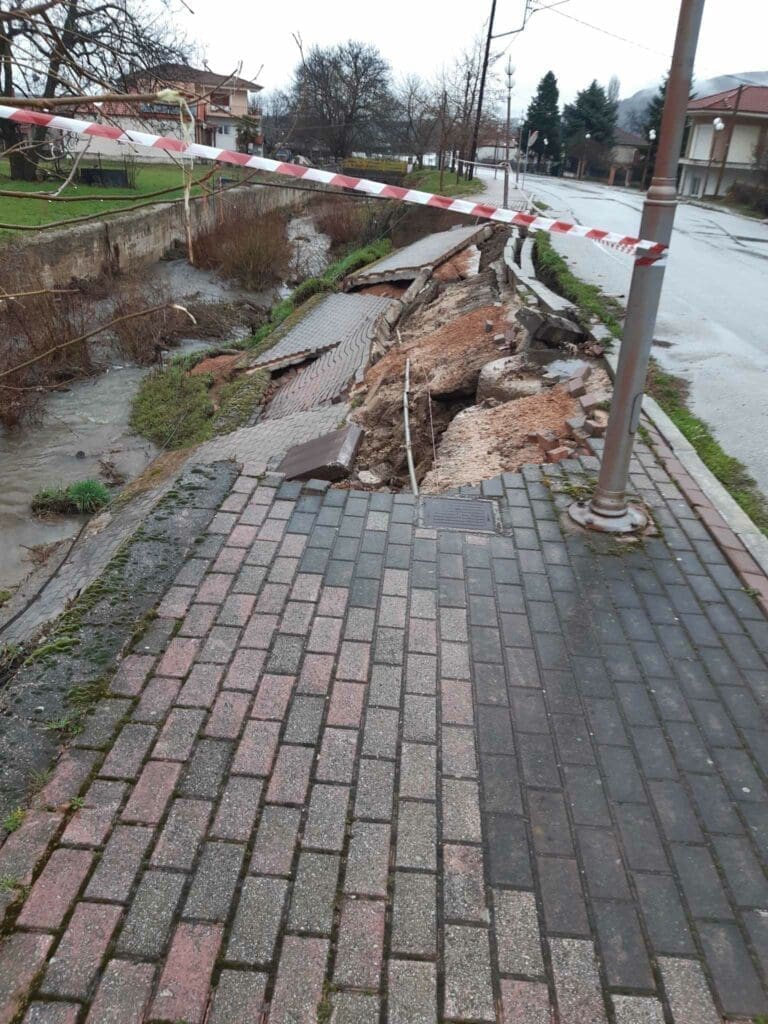 Άμεση κινητοποίηση για την κατάρρευση πρανούς στο ποτάμι του Μηλοχωρίου ...