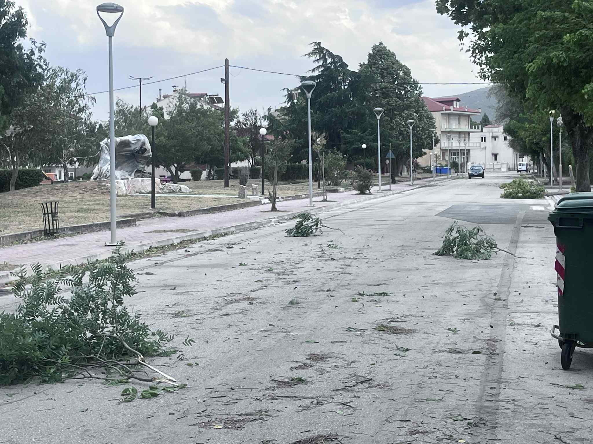 Δυνατοί Άνεμοι στην Πτολεμαΐδα: Ξηλώθηκε Κάγκελο Μπαλκονιού σε διώροφη ...